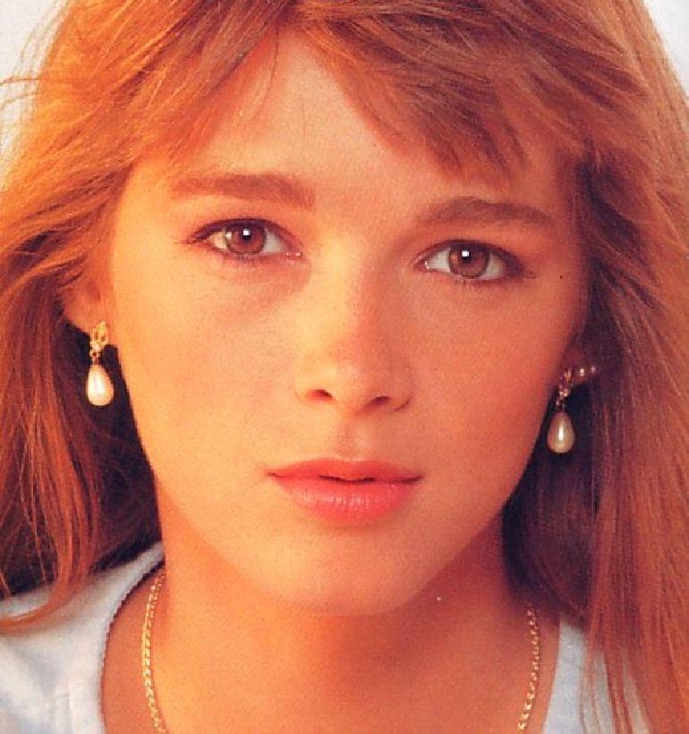 Classify a French female singer Helene Rolles